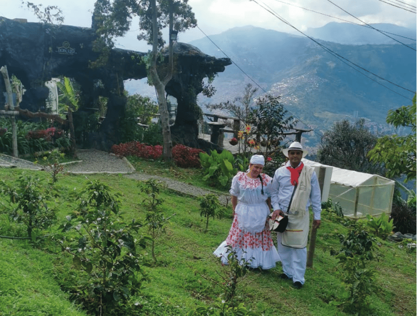 Medellín: excursión de 2 días a una finca cafetera con paseo a caballo y cabaña en el bosque ...