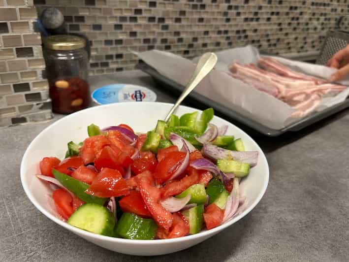 Atenas: Clase guiada de cocina griega con cena y vino | GetYourGuide