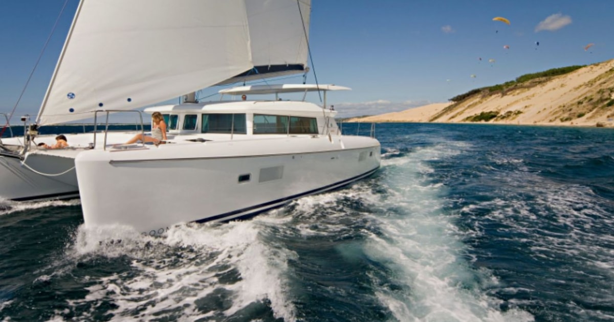 Lisboa: Luxury Sunset Catamaran Cruise with Drink | GetYourGuide