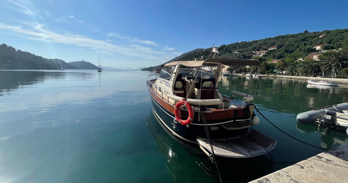 Passeio de barco privado de luxo de dia médio nas ilhas Elaphiti ...