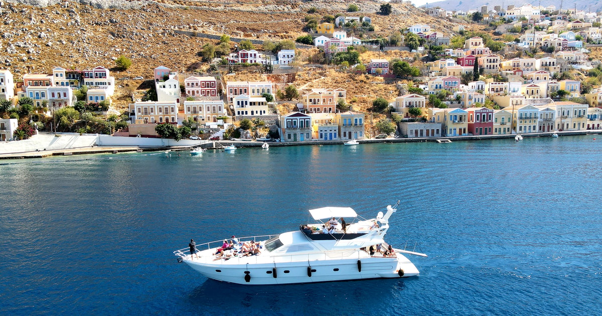 Ciudad de Rodas: Crucero de un día en yate por Symi con comida y bebida ...