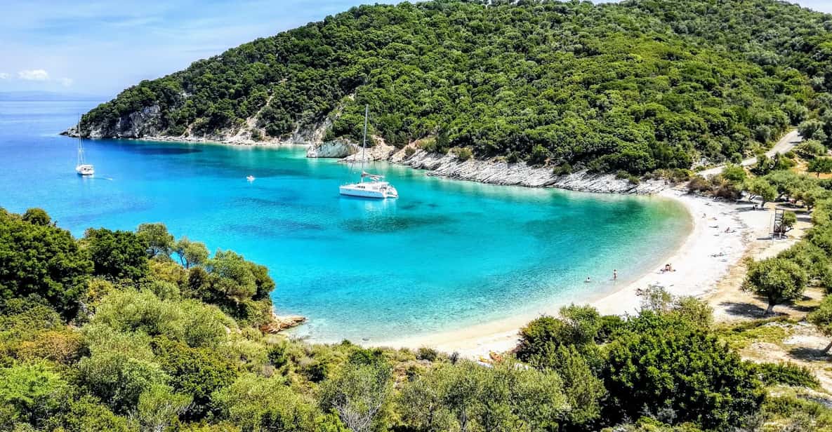 Sami: Excursión en barco por la isla de Ítaca con baño y merienda ...
