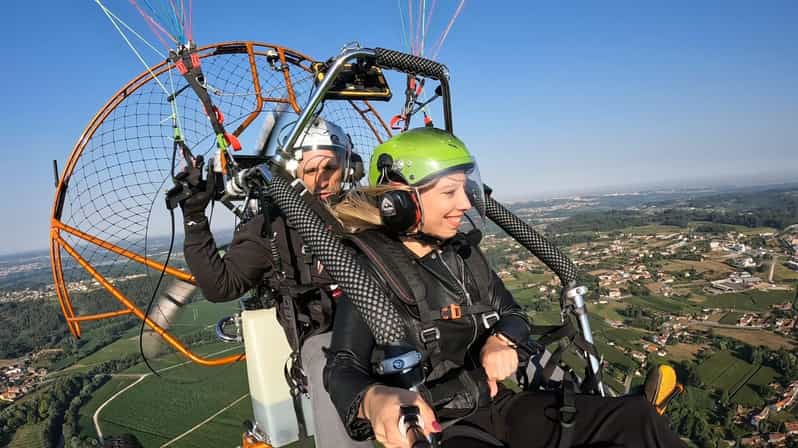 Au départ de Lisbonne : Vol en tandem en parapente motorisé | GetYourGuide