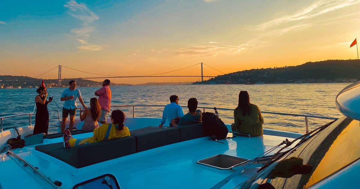 Istanbul: crociera al tramonto in yacht di lusso sul Bosforo | GetYourGuide