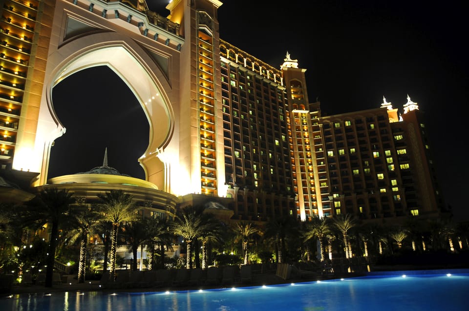 Dubai: Visita nocturna privada y entrada al Burj Khalifa | GetYourGuide