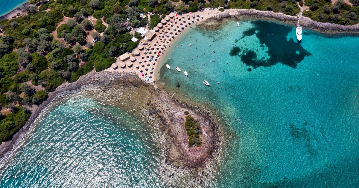 Ab Athen: Griechische Seychellen Tageskreuzfahrt mit Mittagessen ...