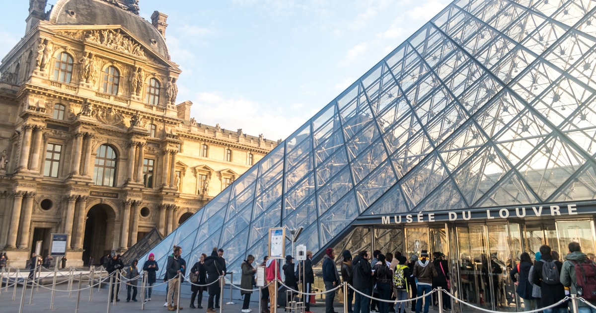 Paris: Louvre Museum Guided Tour with Seine Cruise Discount | GetYourGuide