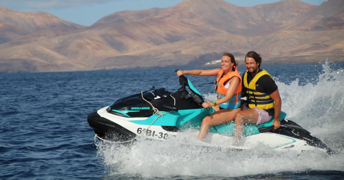 Playa Blanca: 40 minuters utflykt med vattenskoter i Marina Rubicón ...
