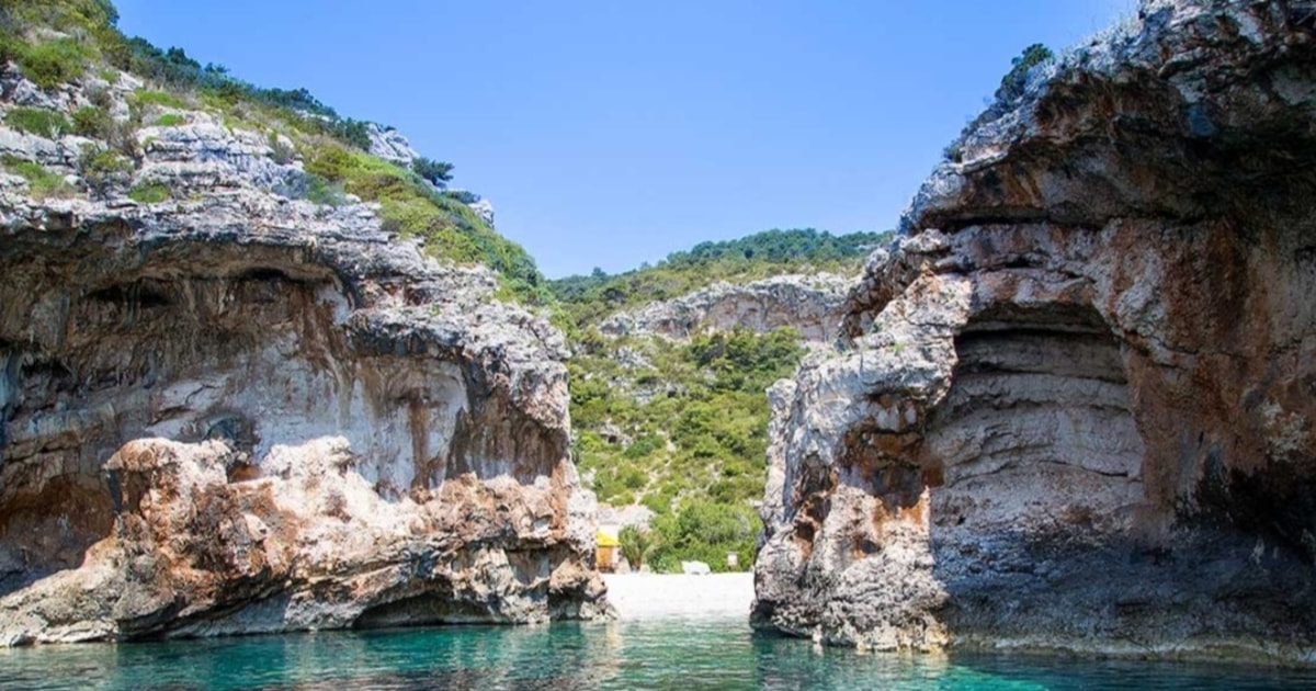 Desde Split: Cueva Azul y tour en barco por las 6 islas con snorkel ...