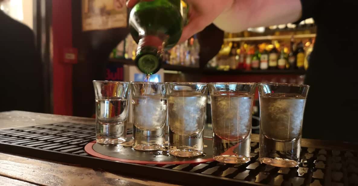 Lisboa: Recorrido a pie por los pubs con chupitos y juegos de beber ...