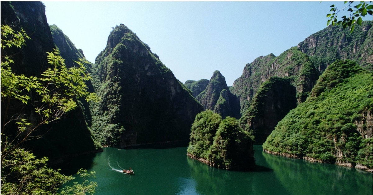 Beijing: Longqing Gorge, Ming Tombs & Lunch Private Day Tour | GetYourGuide