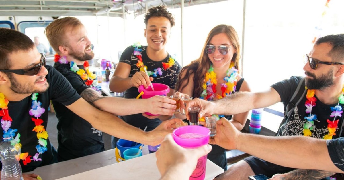 Budapest: Naplemente parti hajókirándulás a Dunán | GetYourGuide