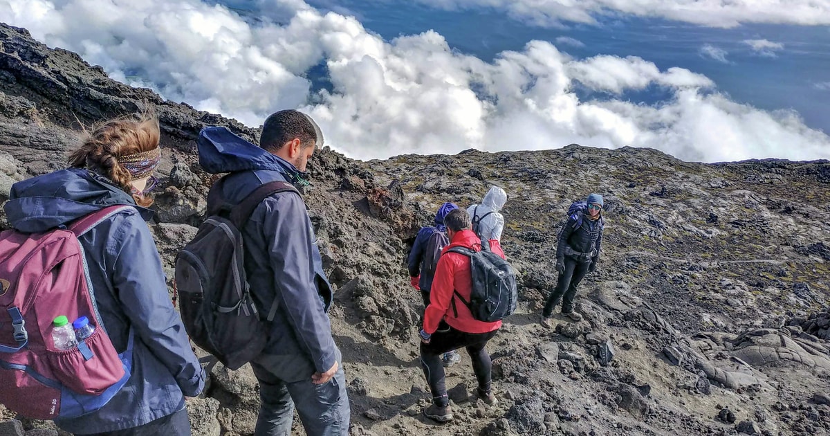 Suba o Monte Pico com um Guia Profissional | GetYourGuide
