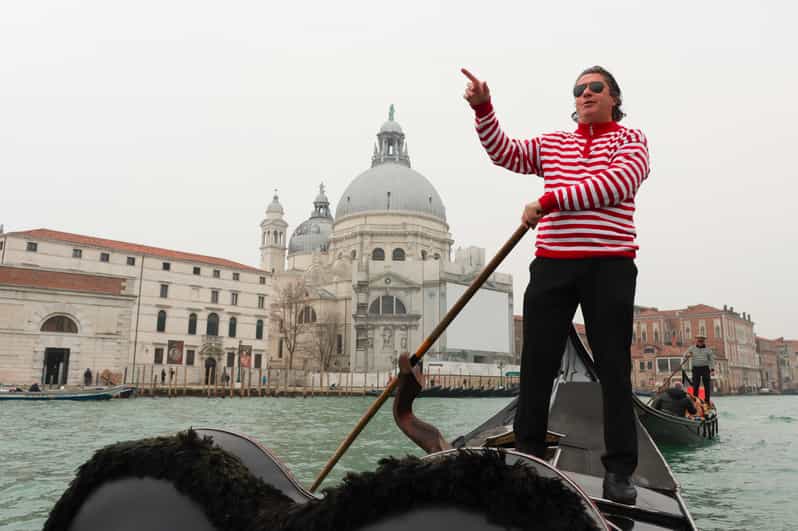 Venecia: paseo compartido en góndola con serenata | GetYourGuide