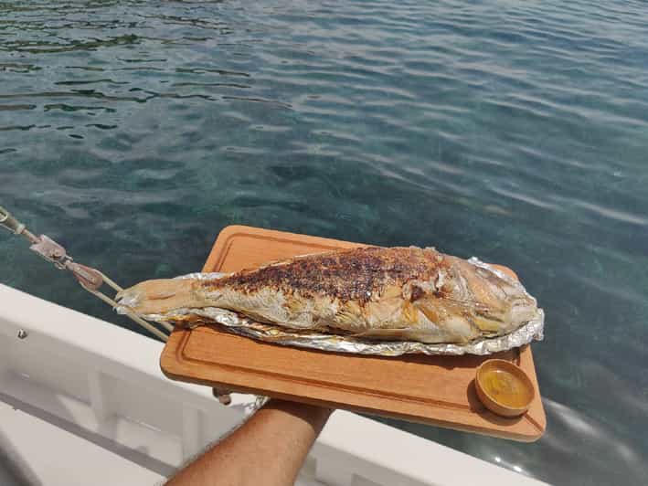 Porto-Vecchio : tour en bateau avec arrêts repas et baignade | GetYourGuide