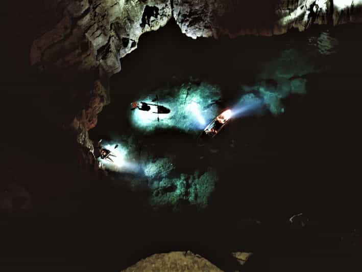 Pula: Peștera Albastră Luminată cu fundul transparent Kayak Night Tour ...