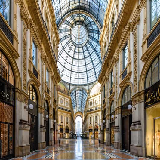 Milano: tour privato in auto del centro storico e delle principali ...