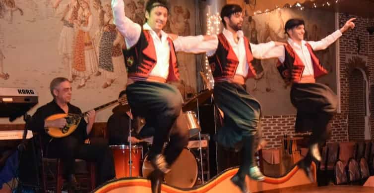 Atenas: Entrada al espectáculo musical griego con traslados al hotel ...