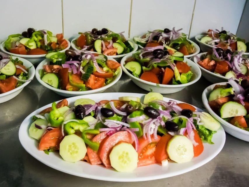 Atenas: Entrada al espectáculo musical griego con traslados al hotel ...