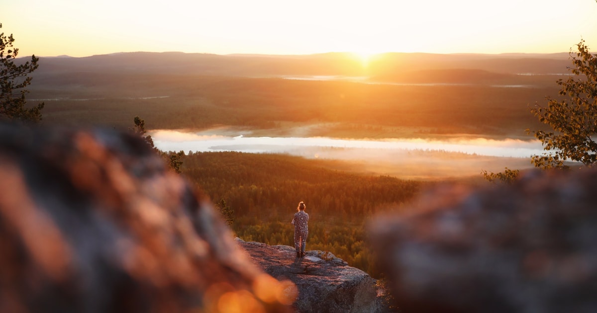 Caminhada ao Sol da Meia-Noite até as Margens do Lago Inari | GetYourGuide