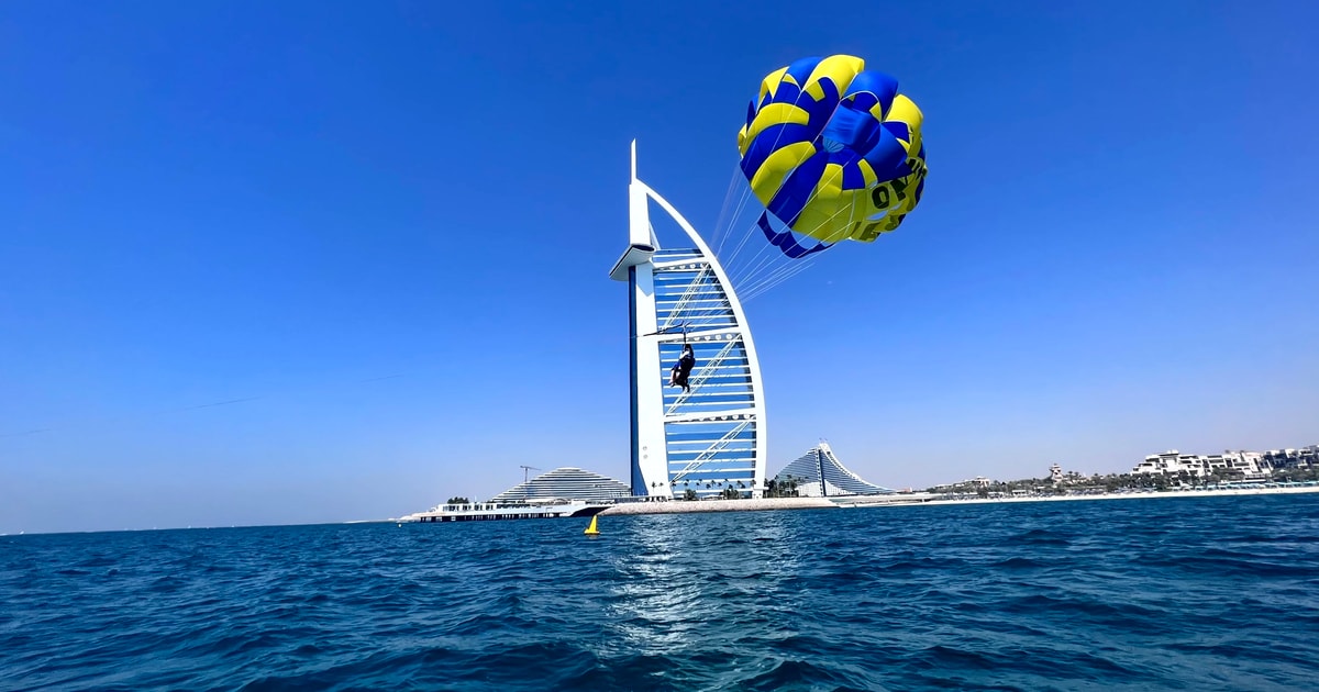 Dubai: Parasailing-tur med udsigt til Burj Al Arab og is | GetYourGuide