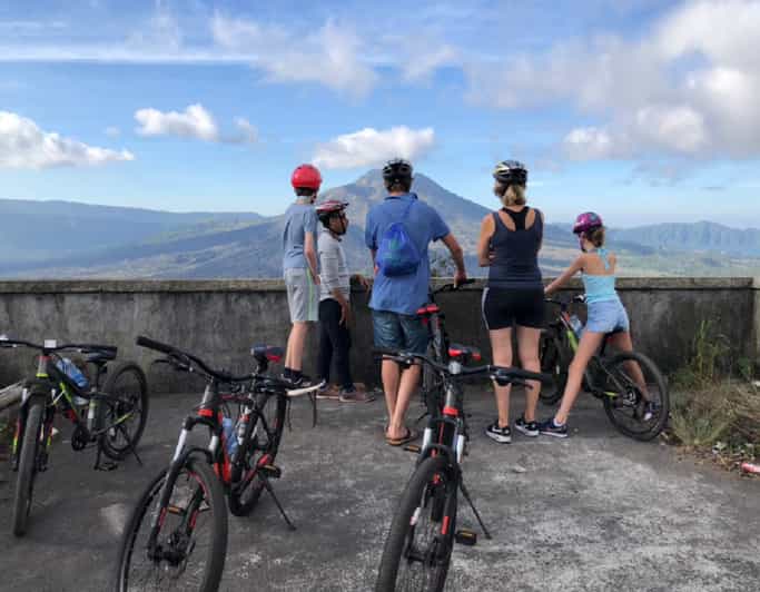 Ubud: Paseo en bici por la tarde con fotógrafo y almuerzo | GetYourGuide