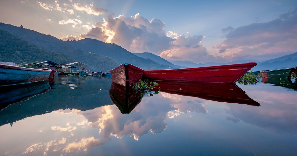 Pokhara: Excursión Privada de un Día a las Cuevas, Museos, Templos y ...