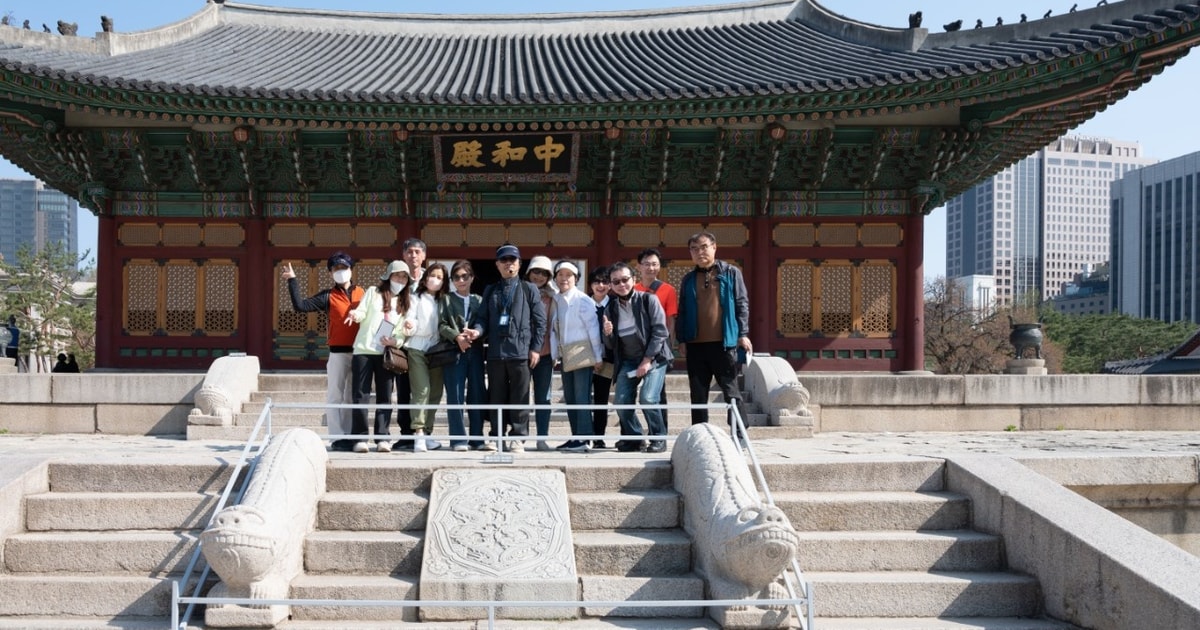Σεούλ: Cheonggyecheon Walking Tour: Deoksugung, Gwanghwamun ...