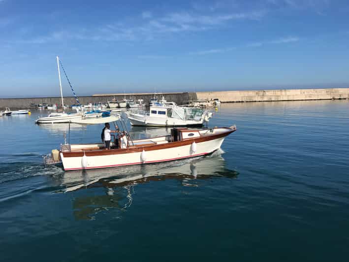 Tour in barca con lancia tipica | GetYourGuide