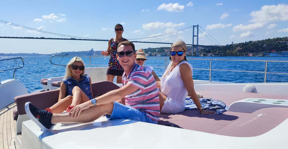 Istanbul: Mittagskreuzfahrt durch die Bosporusstraße und das Schwarze ...