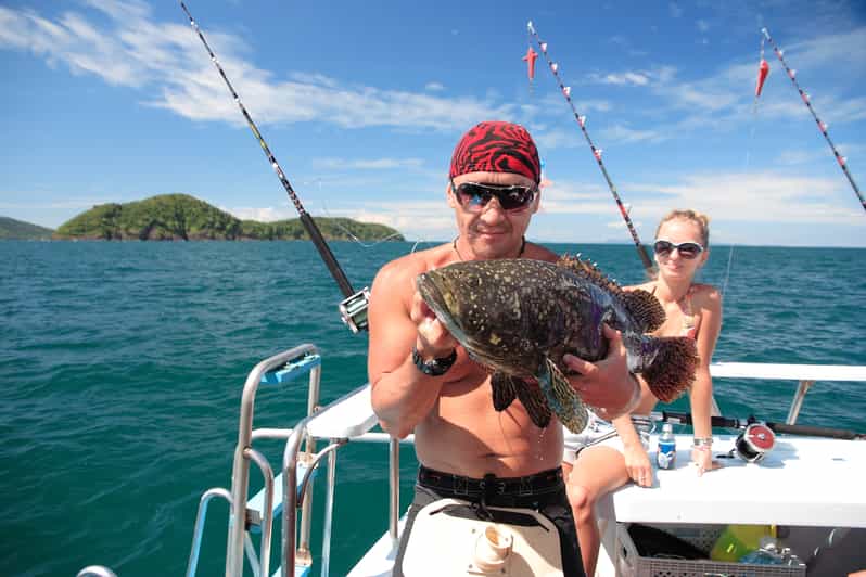 Phuket: Pesca deportiva y curricán en barco con almuerzo | GetYourGuide