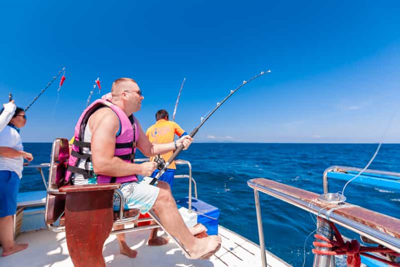 Phuket: Pesca deportiva y curricán en barco con almuerzo | GetYourGuide