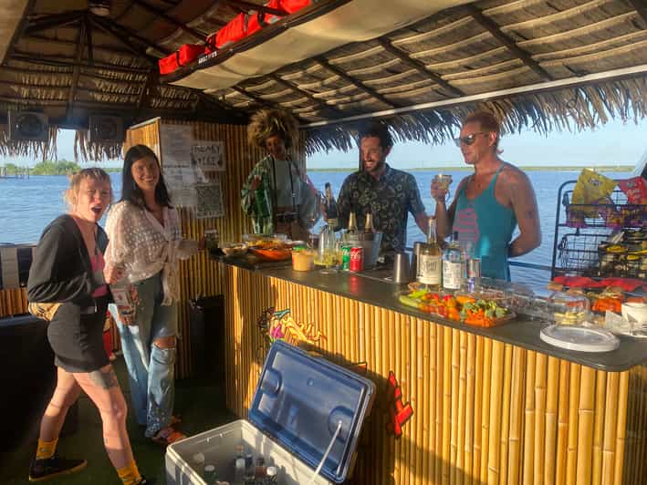 New Orleans: BYOB Tiki Boat Bayou Party och Wildlife Tour | GetYourGuide
