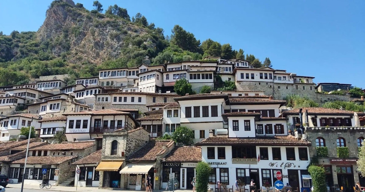 Von Tirana aus: Berat City & Castle Tour mit Belsh Lake | GetYourGuide