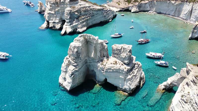 Adamantas: crociera in barca a vela Kleftiko con soste per il pasto e ...