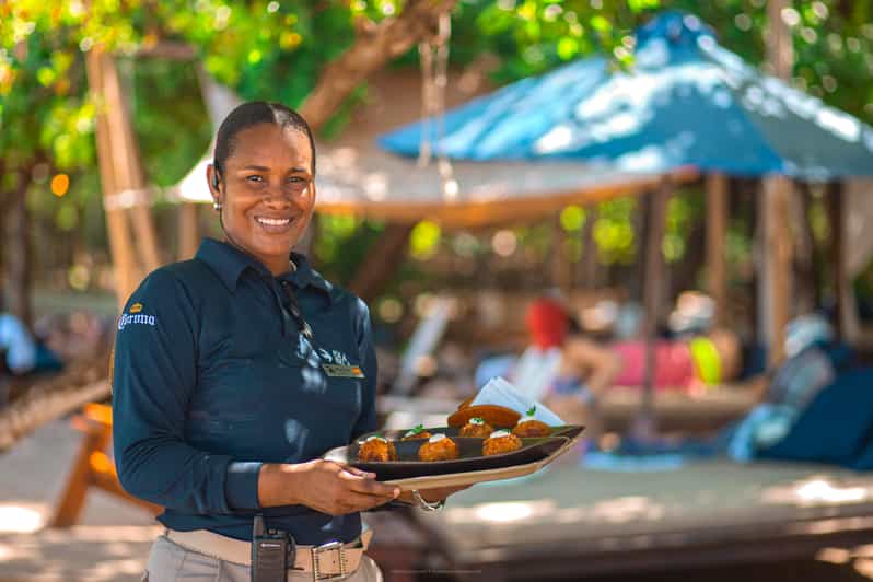 Cartagena: tour IslaBela islas del Rosario, almuerzo y cama | GetYourGuide