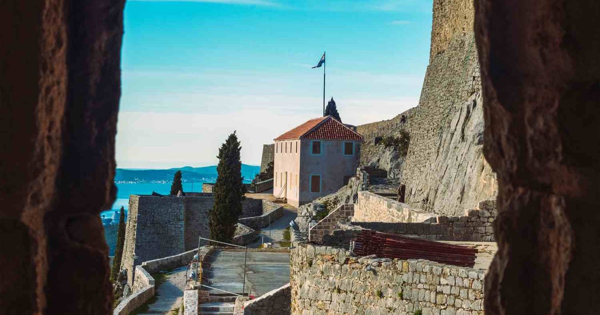 Split: Sunset Klis Fortres tour with sightseeing bus | GetYourGuide