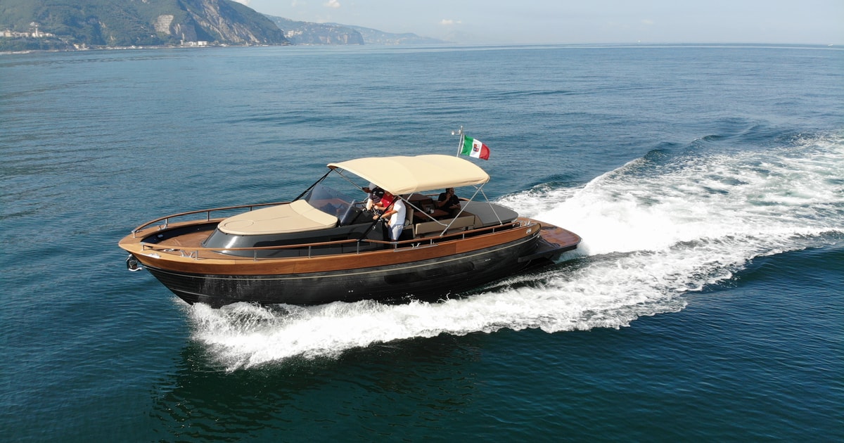 Da Napoli: Tour in barca all'isola di Capri con aperitivo | GetYourGuide