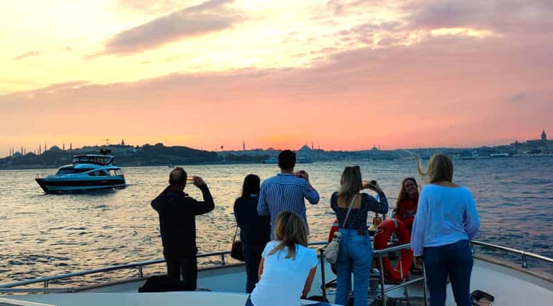 Istanbul: crociera in barca al tramonto sul Bosforo con guida dal vivo ...