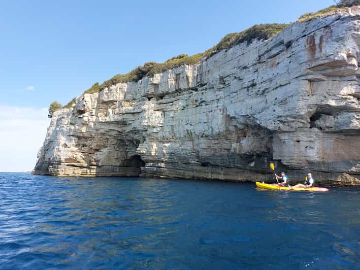 Πούλα: Snorkeling, κολύμπι και εκδρομή με καγιάκ με Blue Cave ...