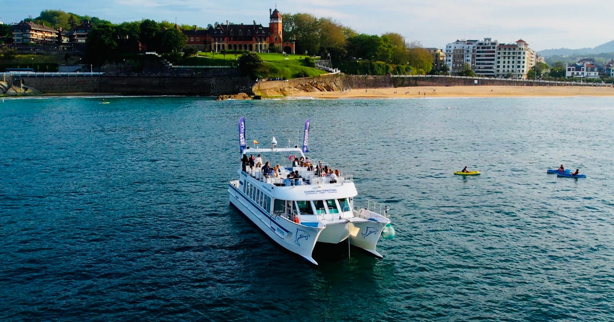 San Sebastian: Tour panoramico della baia e della costa in catamarano ...