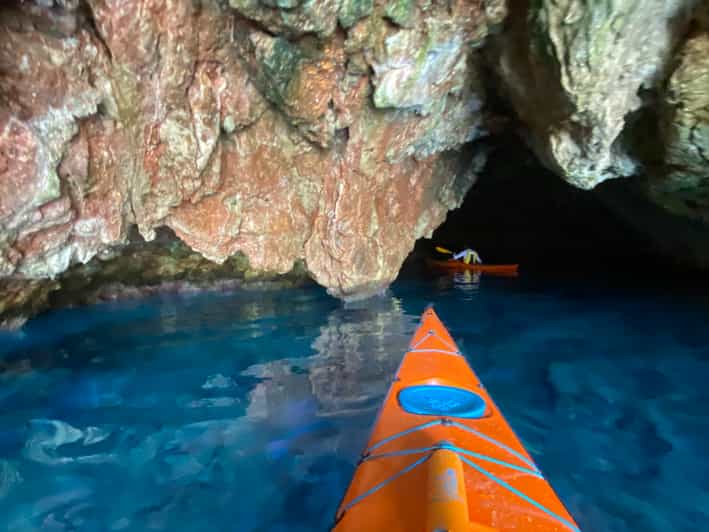Naxos: Excursión en kayak de mar por la cueva de Rhina y la costa ...