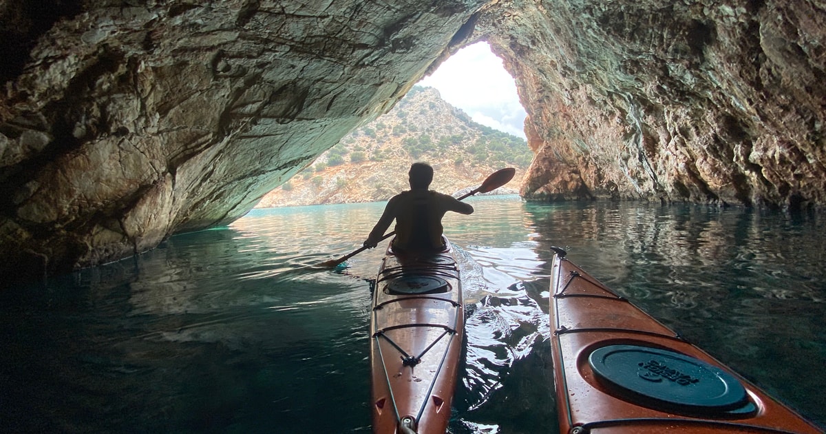 Naxos: Excursión en kayak de mar por la cueva de Rhina y la costa ...