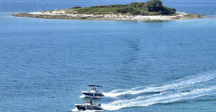 Von Rovinj aus: Speedboat Tour zu den Meereshöhlen und der Insel Sandy ...