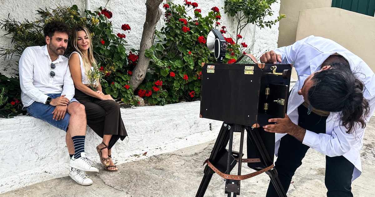 Vintage photoshooting with a box camera | GetYourGuide