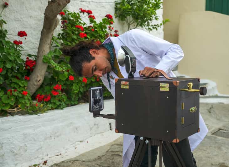 Vintage photoshooting with a box camera | GetYourGuide