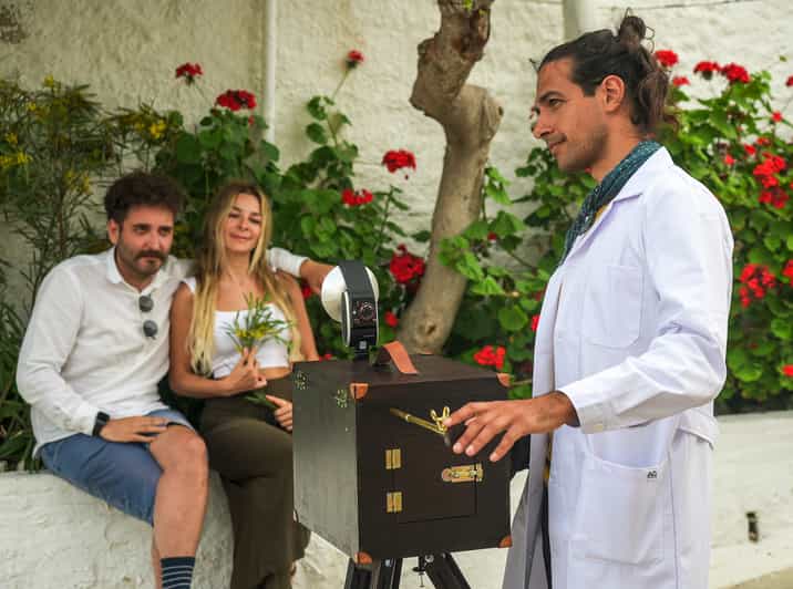 Vintage photoshooting with a box camera | GetYourGuide