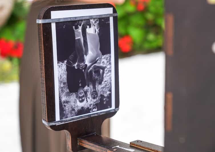 Vintage photoshooting with a box camera | GetYourGuide