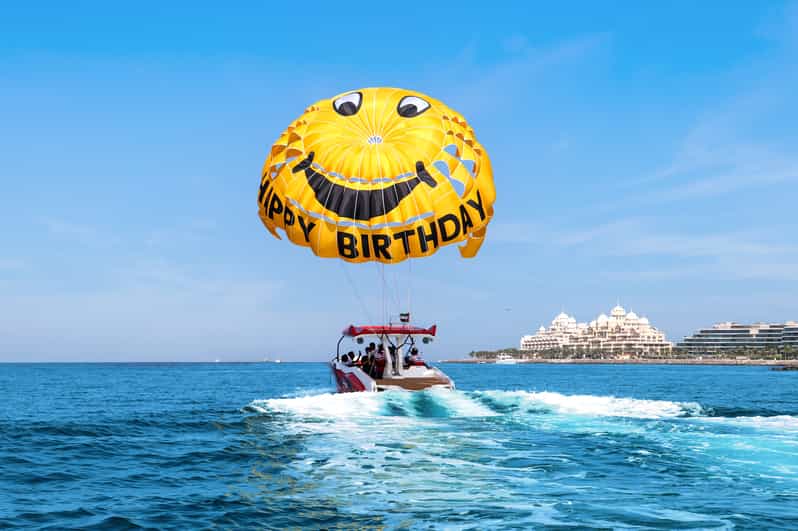 Dubai: parasailen met Happy birthday Parachute JBR & Palm | GetYourGuide