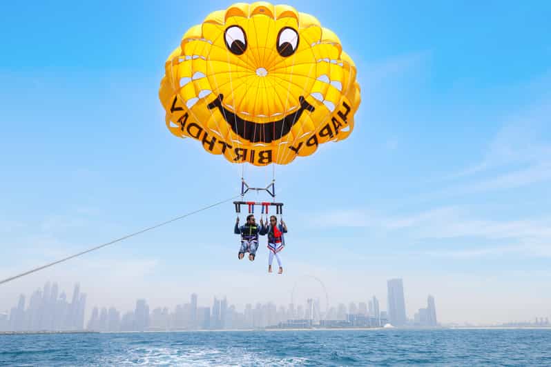Dubai: parasailen met Happy birthday Parachute JBR & Palm | GetYourGuide